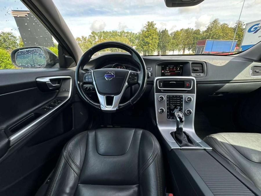 White Volvo V60 Cross Country 2017 in Klaipeda, with an engine capacity of 2.00 L and mileage of 268 thousand km for 9300 €, photo 10 on AUTOMOTO.COM.LV