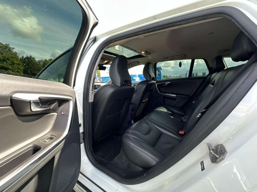 White Volvo V60 Cross Country 2017 in Klaipeda, with an engine capacity of 2.00 L and mileage of 268 thousand km for 9300 €, photo 11 on AUTOMOTO.COM.LV