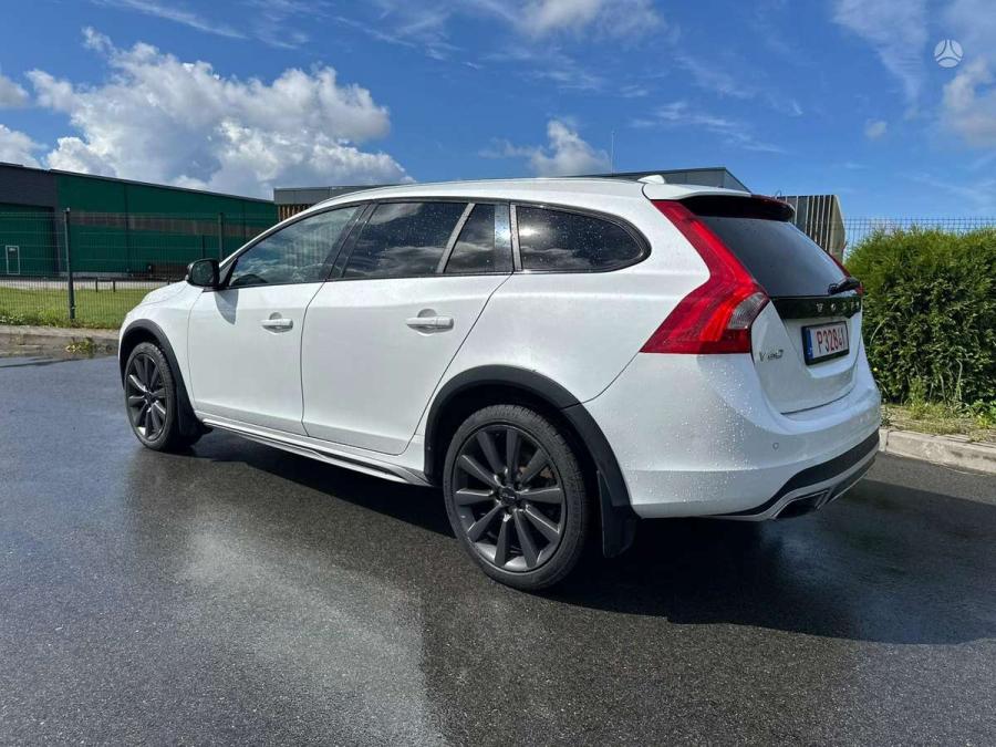 White Volvo V60 Cross Country 2017 in Klaipeda, with an engine capacity of 2.00 L and mileage of 268 thousand km for 9300 €, photo 15 on AUTOMOTO.COM.LV
