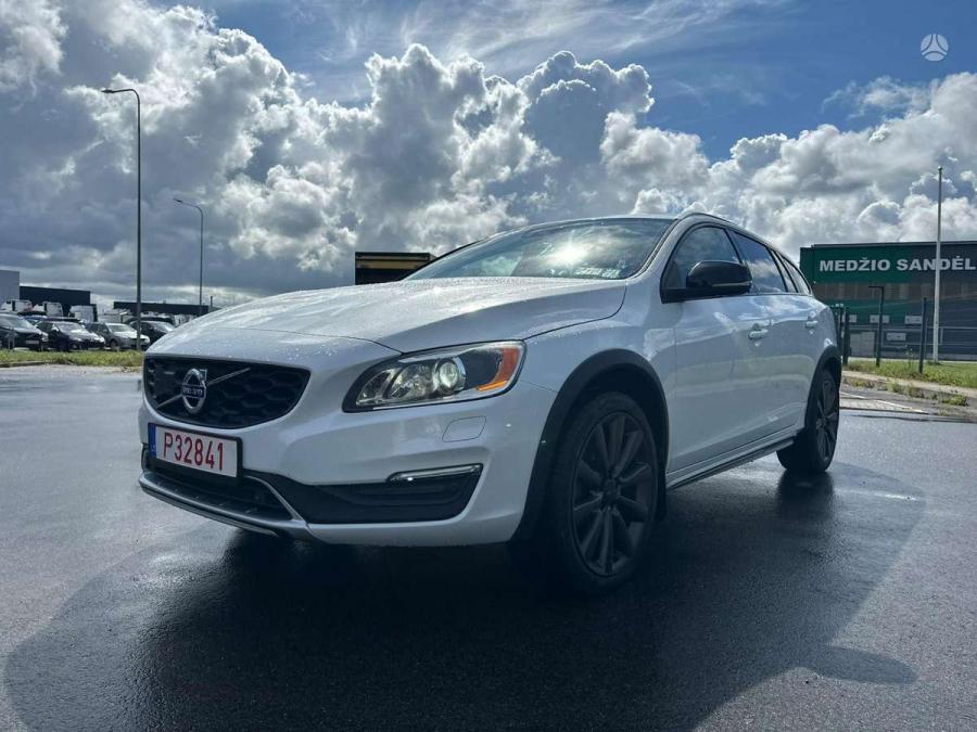White Volvo V60 Cross Country 2017 in Klaipeda, with an engine capacity of 2.00 L and mileage of 268 thousand km for 9300 €, photo 16 on AUTOMOTO.COM.LV