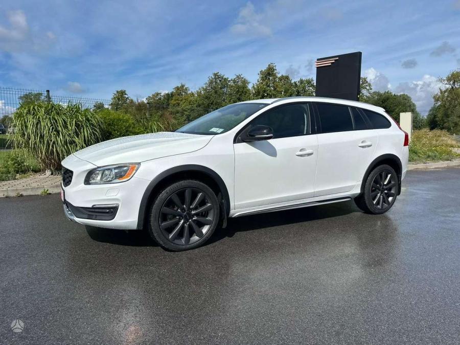 White Volvo V60 Cross Country 2017 in Klaipeda, with an engine capacity of 2.00 L and mileage of 268 thousand km for 9300 €, photo 17 on AUTOMOTO.COM.LV