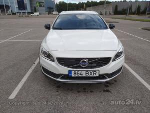 White Volvo V60 Cross Country 2017 in Tallinn, with an engine capacity of 2.00 L and mileage of 109 thousand km for 15900 €, photo 3 on AUTOMOTO.COM.LV
