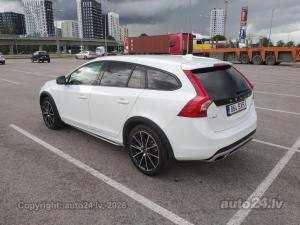 White Volvo V60 Cross Country 2017 in Tallinn, with an engine capacity of 2.00 L and mileage of 109 thousand km for 15900 €, photo 5 on AUTOMOTO.COM.LV