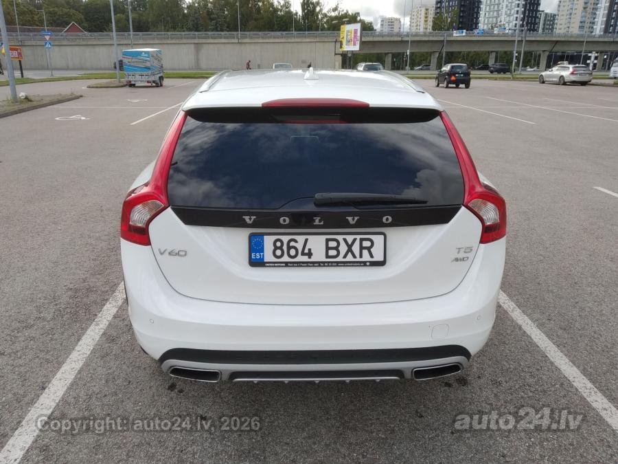 White Volvo V60 Cross Country 2017 in Tallinn, with an engine capacity of 2.00 L and mileage of 109 thousand km for 15900 €, photo 6 on AUTOMOTO.COM.LV