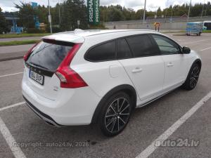 White Volvo V60 Cross Country 2017 in Tallinn, with an engine capacity of 2.00 L and mileage of 109 thousand km for 15900 €, photo 7 on AUTOMOTO.COM.LV