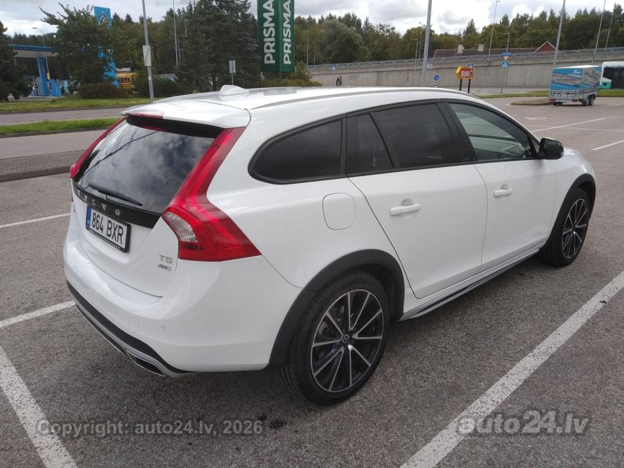 White Volvo V60 Cross Country 2017 in Tallinn, with an engine capacity of 2.00 L and mileage of 109 thousand km for 15900 €, photo 7 on AUTOMOTO.COM.LV