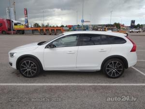 White Volvo V60 Cross Country 2017 in Tallinn, with an engine capacity of 2.00 L and mileage of 109 thousand km for 15900 €, photo 8 on AUTOMOTO.COM.LV