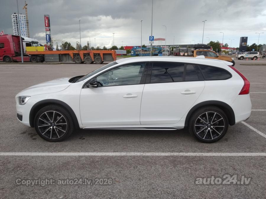 White Volvo V60 Cross Country 2017 in Tallinn, with an engine capacity of 2.00 L and mileage of 109 thousand km for 15900 €, photo 8 on AUTOMOTO.COM.LV