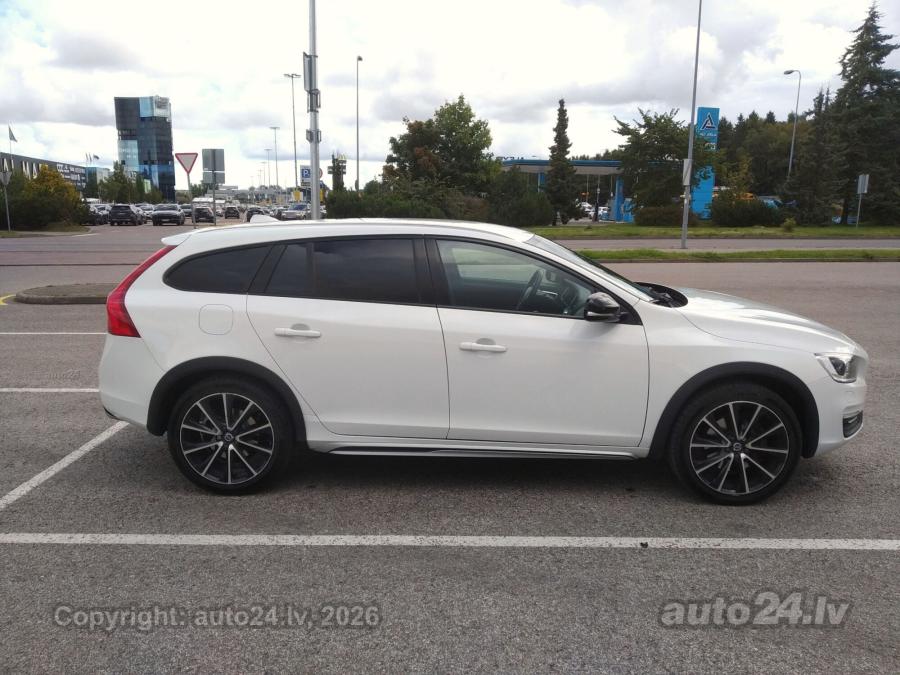 White Volvo V60 Cross Country 2017 in Tallinn, with an engine capacity of 2.00 L and mileage of 109 thousand km for 15900 €, photo 9 on AUTOMOTO.COM.LV