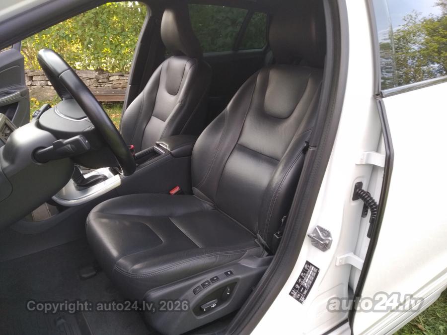 White Volvo V60 Cross Country 2017 in Tallinn, with an engine capacity of 2.00 L and mileage of 109 thousand km for 15900 €, photo 10 on AUTOMOTO.COM.LV