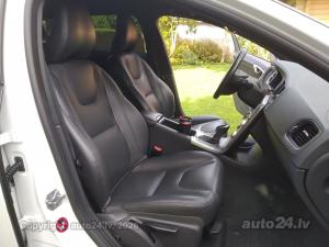 White Volvo V60 Cross Country 2017 in Tallinn, with an engine capacity of 2.00 L and mileage of 109 thousand km for 15900 €, photo 11 on AUTOMOTO.COM.LV