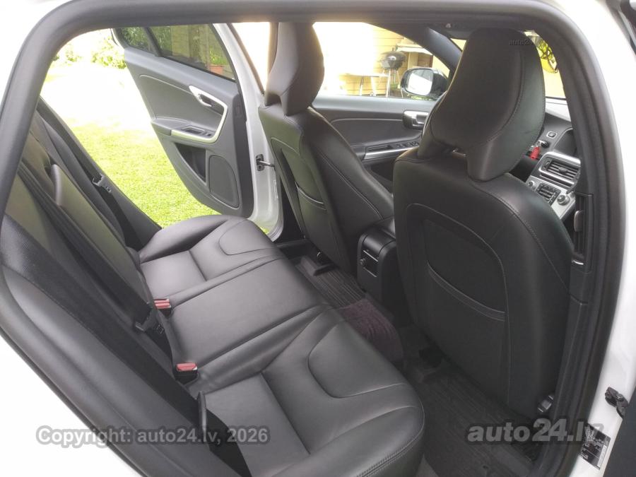 White Volvo V60 Cross Country 2017 in Tallinn, with an engine capacity of 2.00 L and mileage of 109 thousand km for 15900 €, photo 12 on AUTOMOTO.COM.LV