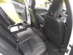 White Volvo V60 Cross Country 2017 in Tallinn, with an engine capacity of 2.00 L and mileage of 109 thousand km for 15900 €, photo 13 on AUTOMOTO.COM.LV