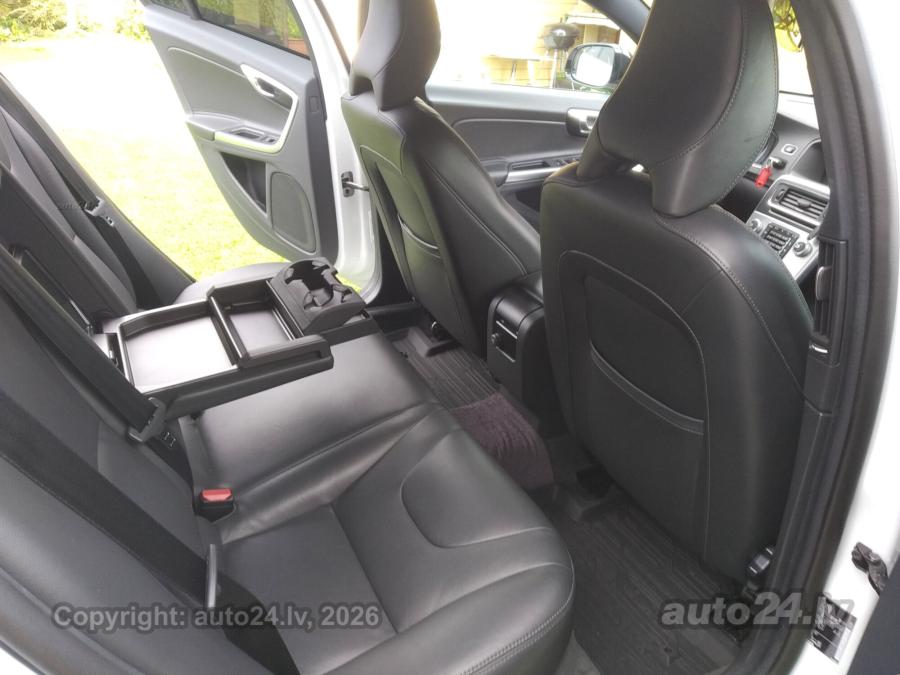 White Volvo V60 Cross Country 2017 in Tallinn, with an engine capacity of 2.00 L and mileage of 109 thousand km for 15900 €, photo 13 on AUTOMOTO.COM.LV
