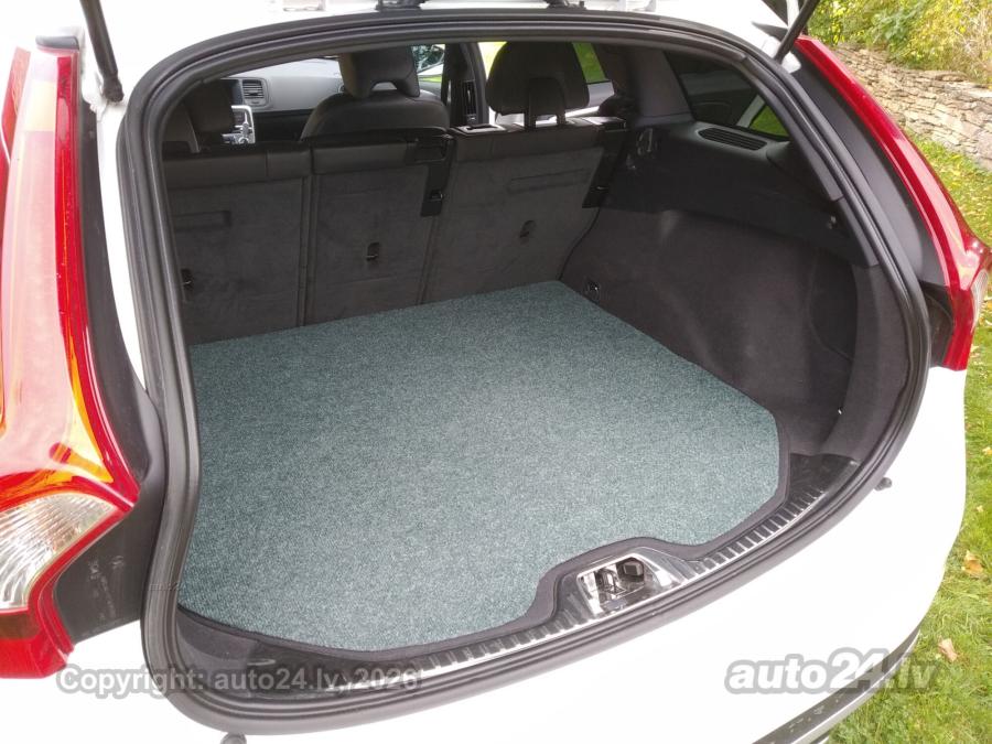 White Volvo V60 Cross Country 2017 in Tallinn, with an engine capacity of 2.00 L and mileage of 109 thousand km for 15900 €, photo 15 on AUTOMOTO.COM.LV