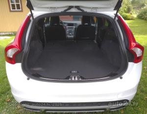 White Volvo V60 Cross Country 2017 in Tallinn, with an engine capacity of 2.00 L and mileage of 109 thousand km for 15900 €, photo 16 on AUTOMOTO.COM.LV