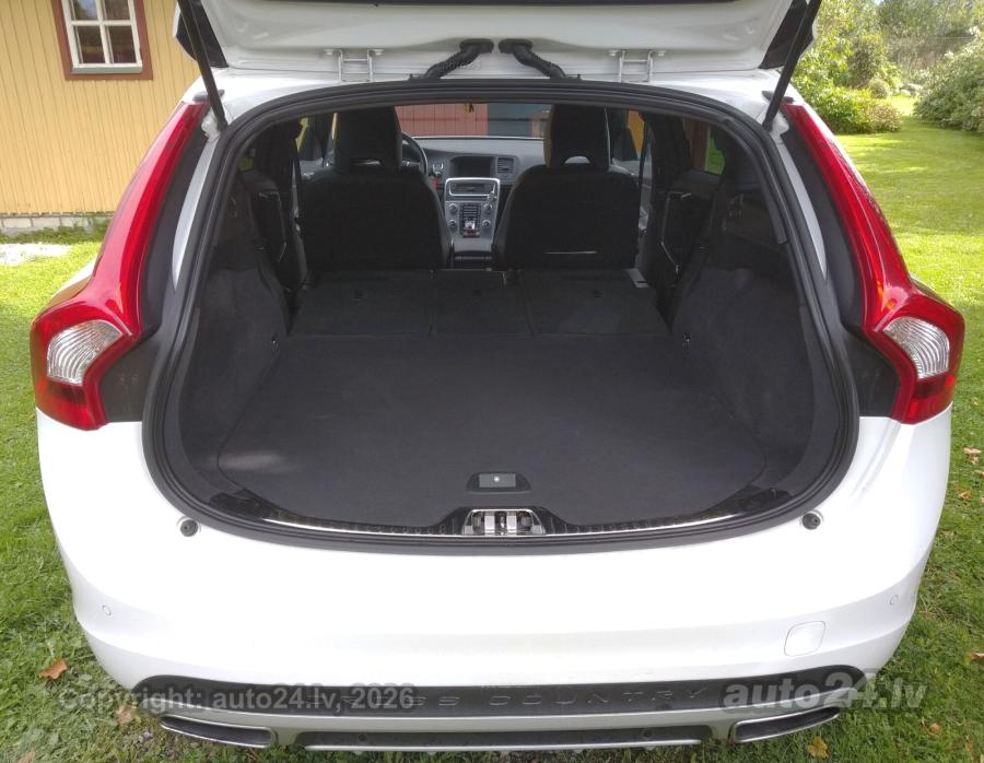 White Volvo V60 Cross Country 2017 in Tallinn, with an engine capacity of 2.00 L and mileage of 109 thousand km for 15900 €, photo 16 on AUTOMOTO.COM.LV