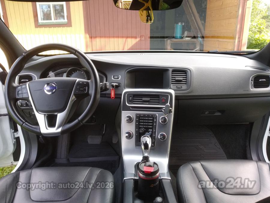 White Volvo V60 Cross Country 2017 in Tallinn, with an engine capacity of 2.00 L and mileage of 109 thousand km for 15900 €, photo 19 on AUTOMOTO.COM.LV