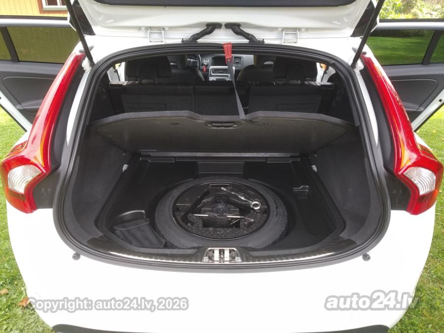 White Volvo V60 Cross Country 2017 in Tallinn, with an engine capacity of 2.00 L and mileage of 109 thousand km for 15900 €, photo 23 on AUTOMOTO.COM.LV