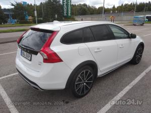 White Volvo V60 Cross Country 2017 in Tallinn, with an engine capacity of 2.00 L and mileage of 109 thousand km for 15900 €, photo 7 on AUTOMOTO.COM.LV