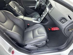 Balts Volvo V60 Cross Country 2018 Viļņa, ar dzinēja tilpumu 2.00 L un nobraukumu 221 tūkst. km par 12750 €, foto 5 vietnē AUTOMOTO.COM.LV
