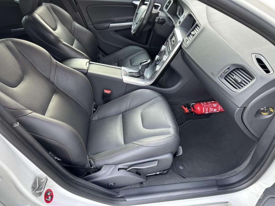 Balts Volvo V60 Cross Country 2018 Viļņa, ar dzinēja tilpumu 2.00 L un nobraukumu 221 tūkst. km par 12750 €, foto 5 vietnē AUTOMOTO.COM.LV