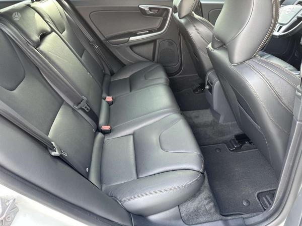Volvo V60 Cross Country 2018 in Vilnius on AUTOMOTO.COM.LV White Volvo V60 Cross Country 2018 in Vilnius, with an engine capacity of 2.00 L and mileage of 221 thousand km for 12750 €, photo 6 on AUTOMOTO.COM.LV