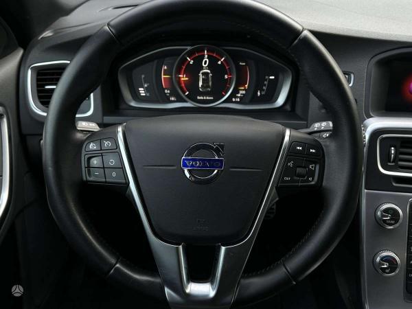 Volvo V60 Cross Country 2018 in Vilnius on AUTOMOTO.COM.LV White Volvo V60 Cross Country 2018 in Vilnius, with an engine capacity of 2.00 L and mileage of 221 thousand km for 12750 €, photo 7 on AUTOMOTO.COM.LV
