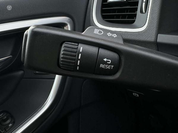 Volvo V60 Cross Country 2018 in Vilnius on AUTOMOTO.COM.LV White Volvo V60 Cross Country 2018 in Vilnius, with an engine capacity of 2.00 L and mileage of 221 thousand km for 12750 €, photo 10 on AUTOMOTO.COM.LV