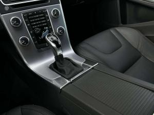 Balts Volvo V60 Cross Country 2018 Viļņa, ar dzinēja tilpumu 2.00 L un nobraukumu 221 tūkst. km par 12750 €, foto 18 vietnē AUTOMOTO.COM.LV