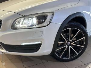 Balts Volvo V60 Cross Country 2018 Viļņa, ar dzinēja tilpumu 2.00 L un nobraukumu 221 tūkst. km par 12750 €, foto 23 vietnē AUTOMOTO.COM.LV