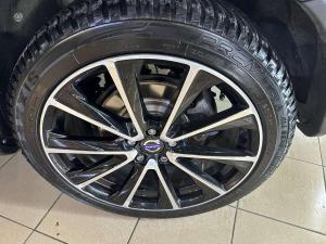 Balts Volvo V60 Cross Country 2018 Viļņa, ar dzinēja tilpumu 2.00 L un nobraukumu 221 tūkst. km par 12750 €, foto 24 vietnē AUTOMOTO.COM.LV