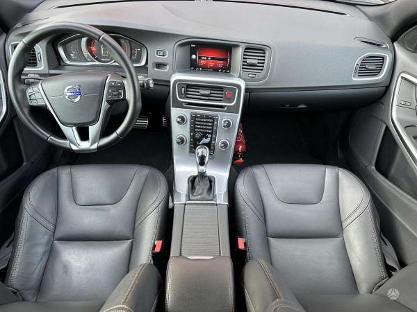 White Volvo V60 Cross Country 2018 in Vilnius, with an engine capacity of 2.00 L and mileage of 221 thousand km for 12750 €, photo 4 on AUTOMOTO.COM.LV