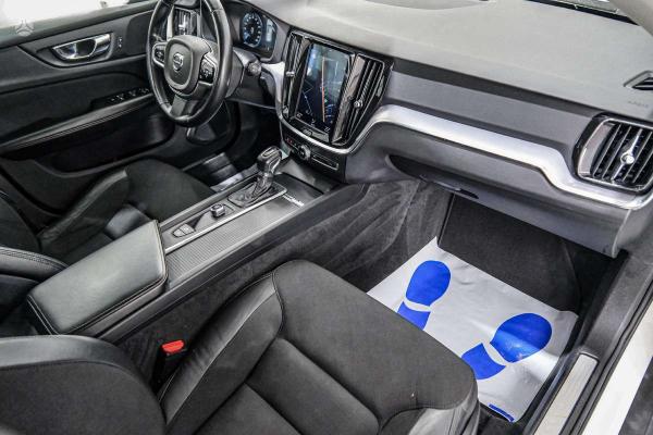 White Volvo V60 Cross Country 2019 in Kaunas, with an engine capacity of 2.00 L and mileage of 0 thousand km for 19990 €, photo 11 on AUTOMOTO.COM.LV