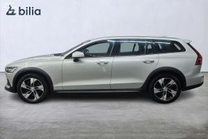 White Volvo V60 Cross Country 2019 in Kaunas, with an engine capacity of 0.00 L and mileage of 86 thousand km for 33542 €, photo 3 on AUTOMOTO.COM.LV