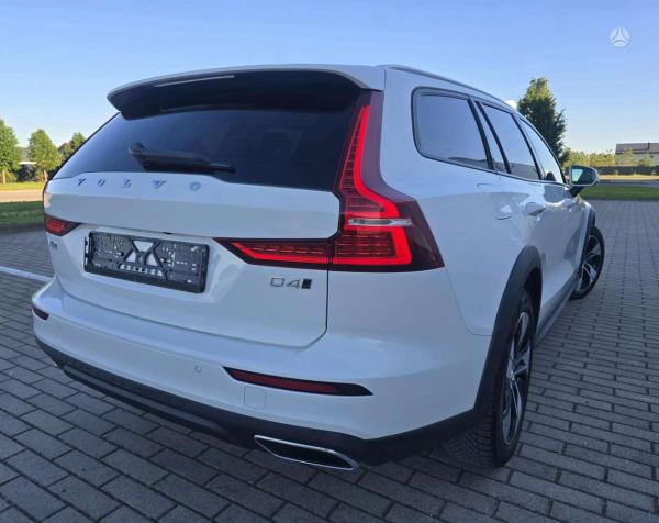 Balts Volvo V60 Cross Country 2019 Panevēža, ar dzinēja tilpumu 1.97 L un nobraukumu 233 tūkst. km par 14999 €, foto 2 vietnē AUTOMOTO.COM.LV