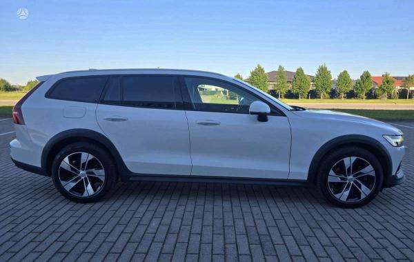 Balts Volvo V60 Cross Country 2019 Panevēža, ar dzinēja tilpumu 1.97 L un nobraukumu 233 tūkst. km par 14999 €, foto 7 vietnē AUTOMOTO.COM.LV