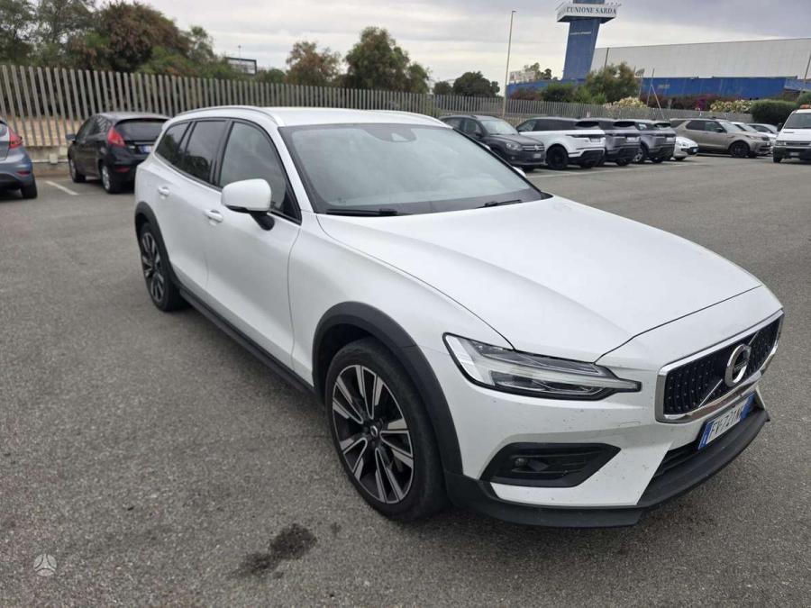 White Volvo V60 Cross Country 2019 in Panevezys, with an engine capacity of 1.97 L and mileage of 282 thousand km for 16100 €, photo 58 on AUTOMOTO.COM.LV