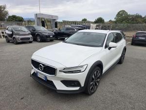 White Volvo V60 Cross Country 2019 in Panevezys, with an engine capacity of 1.97 L and mileage of 282 thousand km for 16100 €, photo 60 on AUTOMOTO.COM.LV