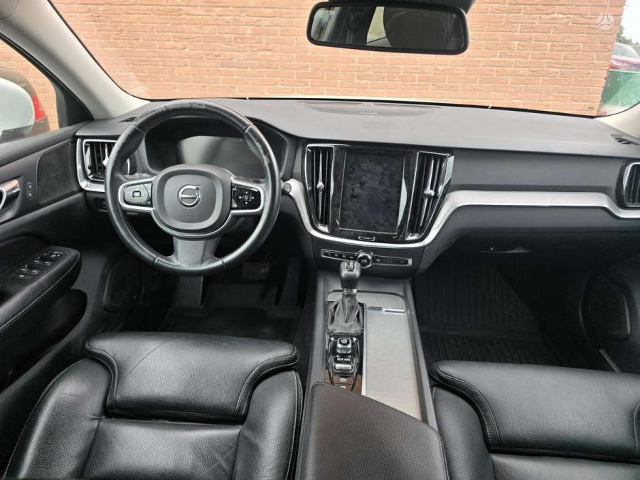 White Volvo V60 Cross Country 2019 in Panevezys, with an engine capacity of 1.97 L and mileage of 282 thousand km for 16100 €, photo 72 on AUTOMOTO.COM.LV