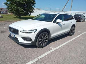 White Volvo V60 Cross Country 2019 in Panevezys, with an engine capacity of 1.97 L and mileage of 282 thousand km for 16100 €, photo 3 on AUTOMOTO.COM.LV