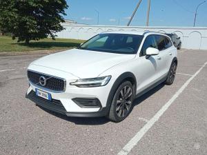 White Volvo V60 Cross Country 2019 in Panevezys, with an engine capacity of 1.97 L and mileage of 282 thousand km for 16100 €, photo 4 on AUTOMOTO.COM.LV