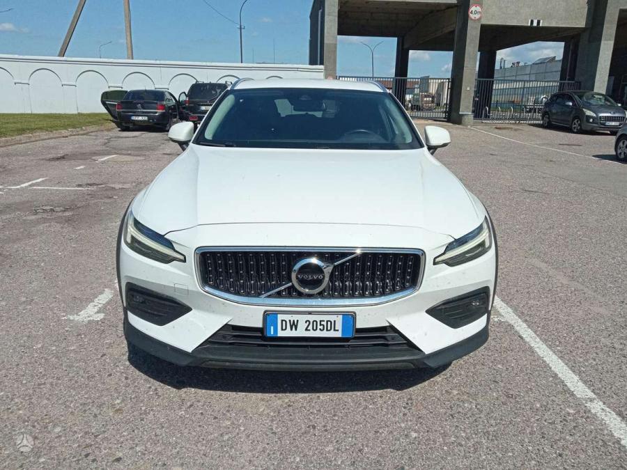 White Volvo V60 Cross Country 2019 in Panevezys, with an engine capacity of 1.97 L and mileage of 282 thousand km for 16100 €, photo 6 on AUTOMOTO.COM.LV