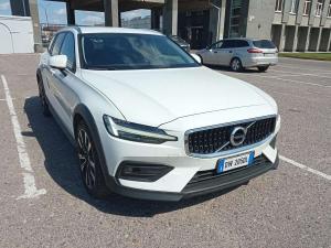 White Volvo V60 Cross Country 2019 in Panevezys, with an engine capacity of 1.97 L and mileage of 282 thousand km for 16100 €, photo 7 on AUTOMOTO.COM.LV