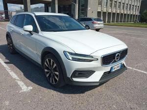 White Volvo V60 Cross Country 2019 in Panevezys, with an engine capacity of 1.97 L and mileage of 282 thousand km for 16100 €, photo 8 on AUTOMOTO.COM.LV