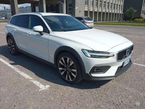 White Volvo V60 Cross Country 2019 in Panevezys, with an engine capacity of 1.97 L and mileage of 282 thousand km for 16100 €, photo 9 on AUTOMOTO.COM.LV