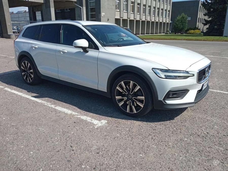 White Volvo V60 Cross Country 2019 in Panevezys, with an engine capacity of 1.97 L and mileage of 282 thousand km for 16100 €, photo 10 on AUTOMOTO.COM.LV