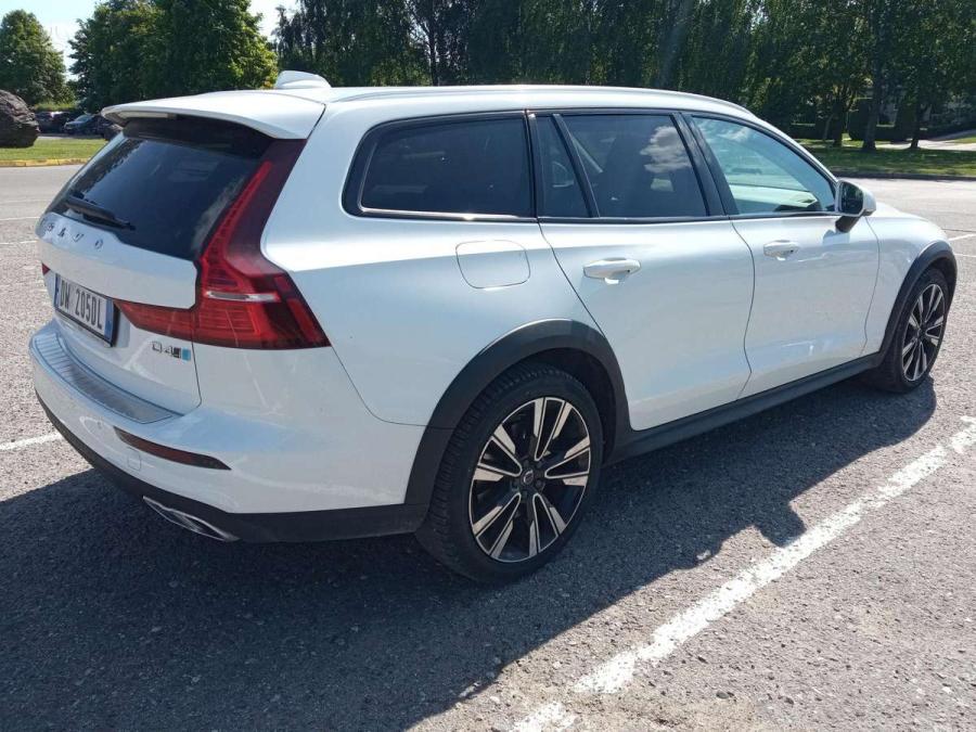 White Volvo V60 Cross Country 2019 in Panevezys, with an engine capacity of 1.97 L and mileage of 282 thousand km for 16100 €, photo 11 on AUTOMOTO.COM.LV