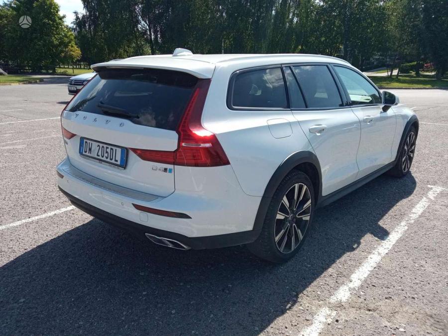 White Volvo V60 Cross Country 2019 in Panevezys, with an engine capacity of 1.97 L and mileage of 282 thousand km for 16100 €, photo 12 on AUTOMOTO.COM.LV