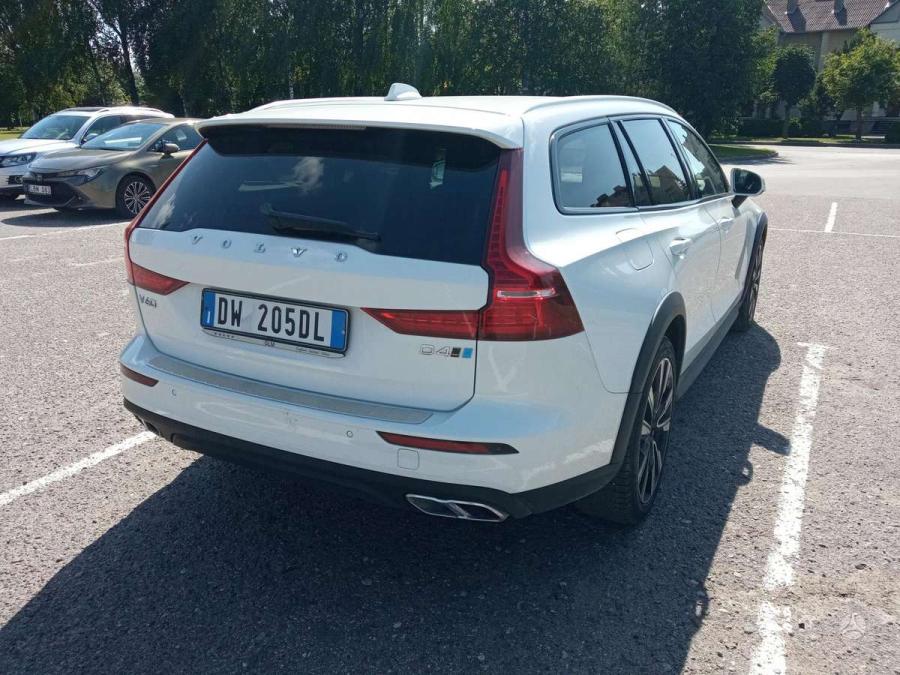 White Volvo V60 Cross Country 2019 in Panevezys, with an engine capacity of 1.97 L and mileage of 282 thousand km for 16100 €, photo 13 on AUTOMOTO.COM.LV